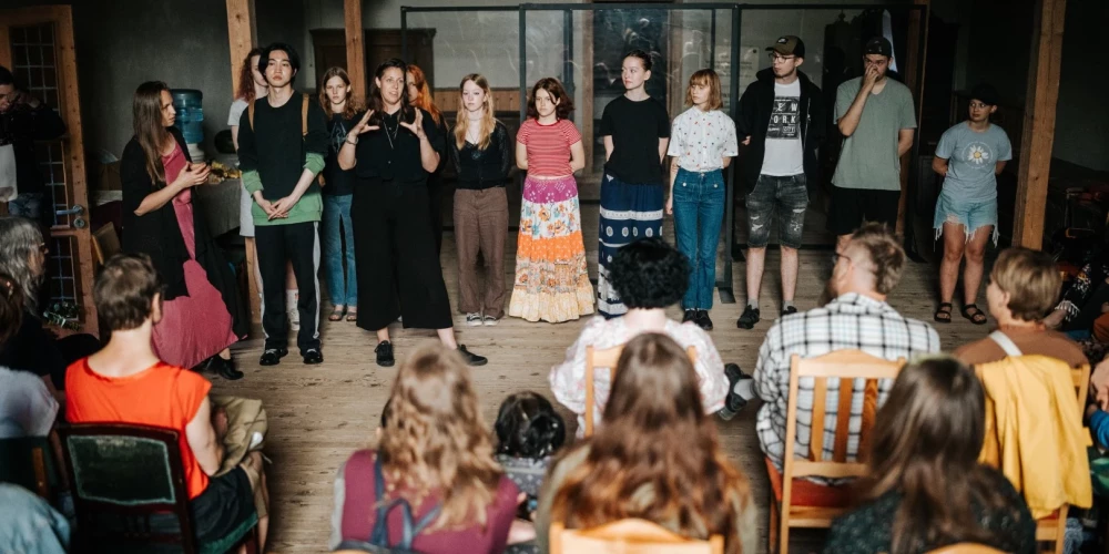 FOTO: Kalāču efekts - projekts “Vairāk gaismas!” tuvina kultūras un ...