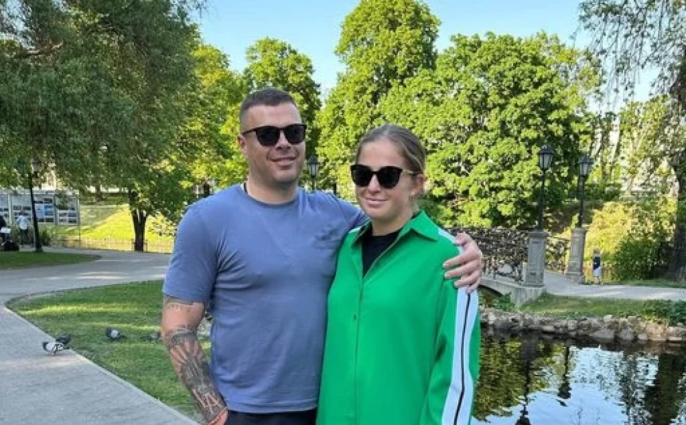 Aļona Ostapenko jauno mīļoto vizina ar sporta auto