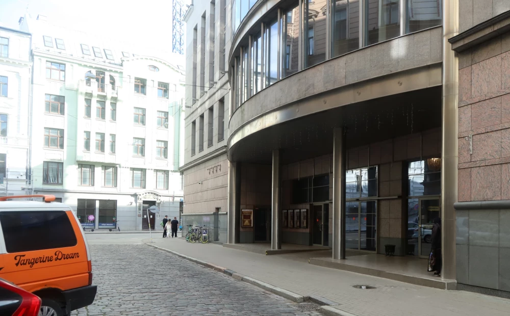 Rīgā no ēkas Marijas ielā 7 noņemts uzraksts "Maskavas nams" - Foto