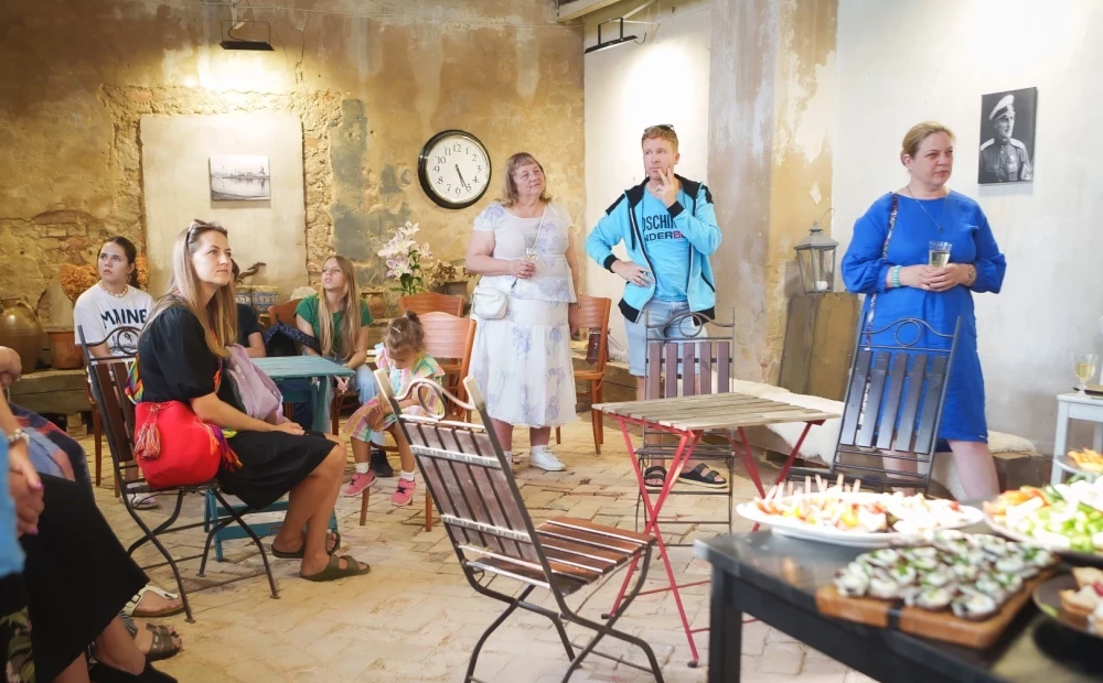 FOTO: Igo mākslas centrā Ceplis atklāj mākslinieces Carukas izstādi