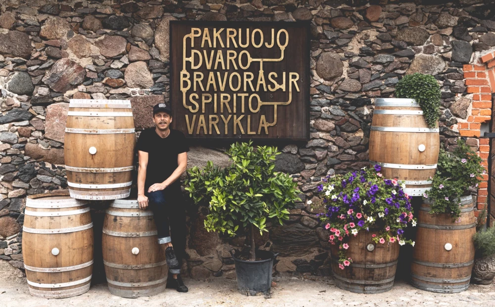 Latvijā ienāk Pakrojas muižas spirta brūžas dzērieni