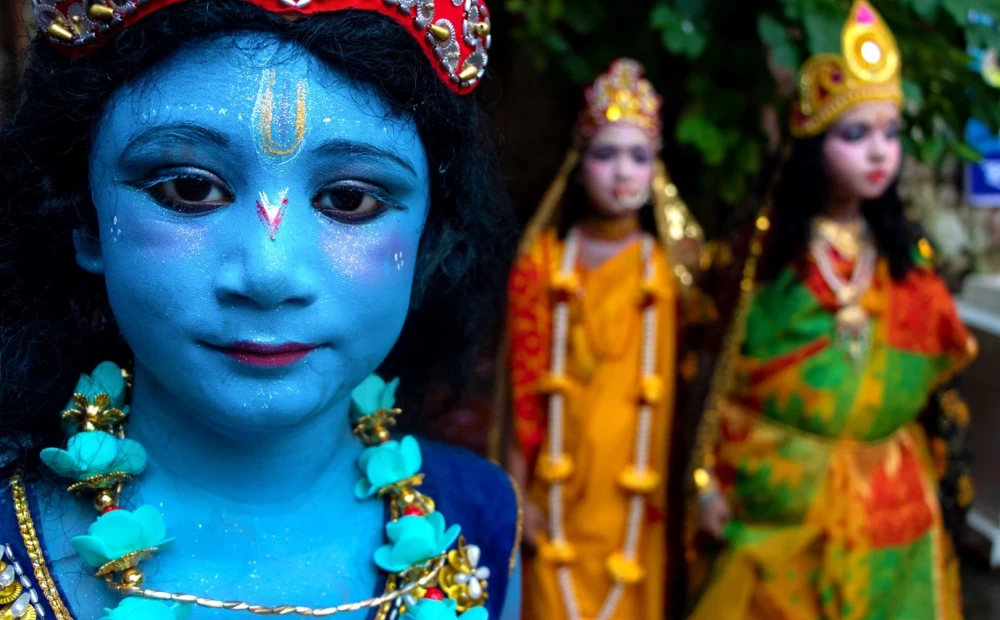 FOTO: hinduisti krāšņi svin Krišnas piedzimšanu