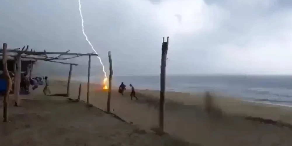 VIDEO: zibens iesper diviem cilvēkiem pastaigas laikā