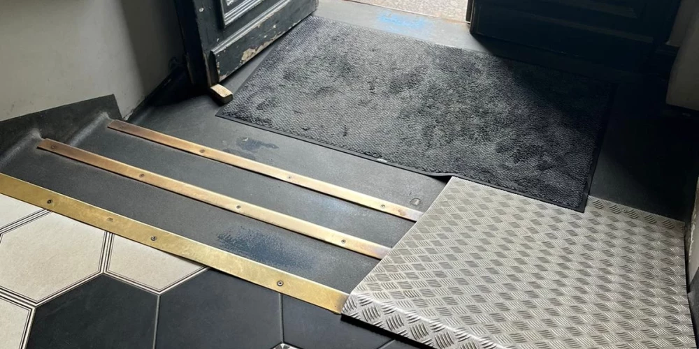 Iespējami bīstamas vietas Rīgas centrā, kur var nepatīkami satraumēties