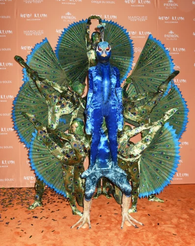 Halovīna karaliene Heidija Kluma pārtop par pāvu ar 10 cilvēku svītu ...