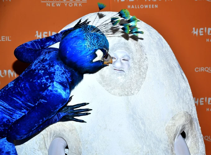 Halovīna karaliene Heidija Kluma pārtop par pāvu ar 10 cilvēku svītu ...