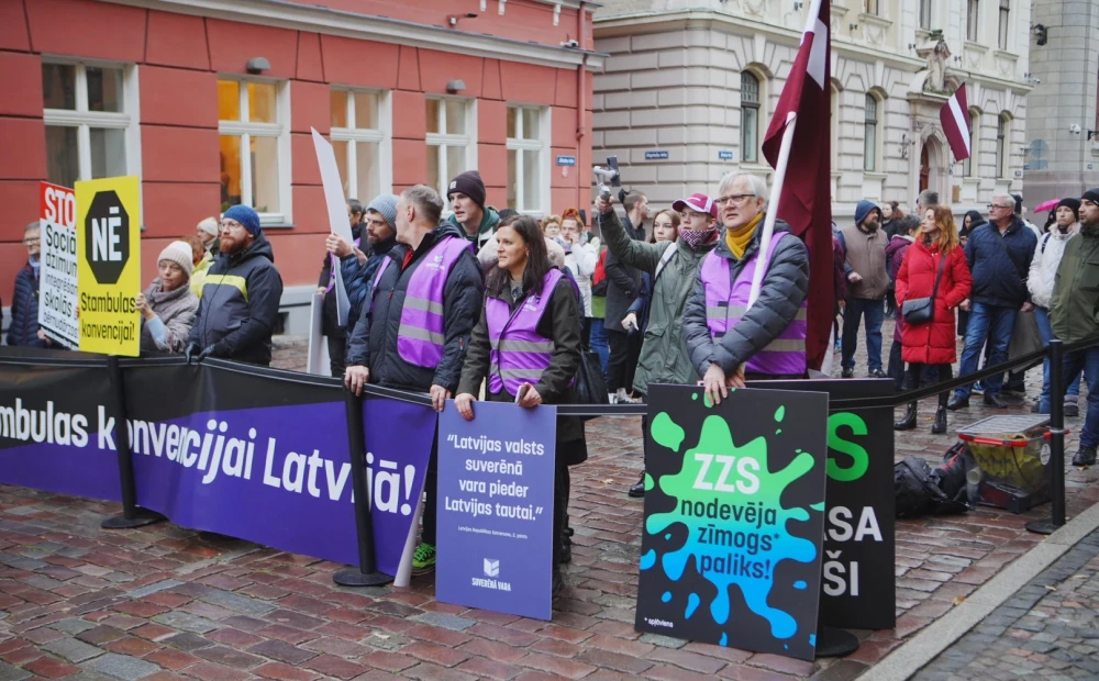 VIDEO; FOTO: Stambulas konvencijas pretinieki atkal pie Saeimas ...