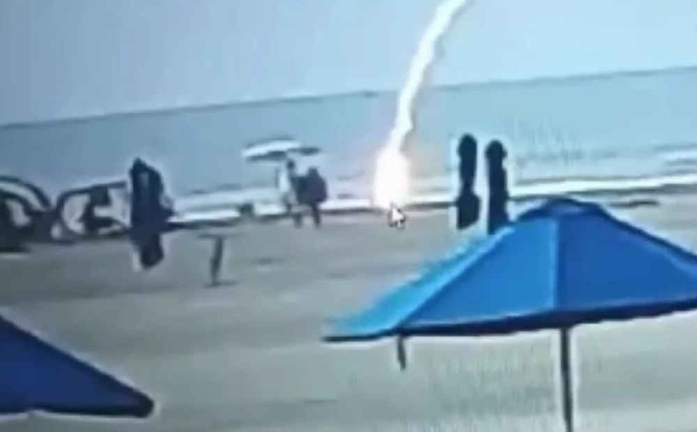 VIDEO: zibens iesper jaunai sievietei Kolumbijas pludmalē