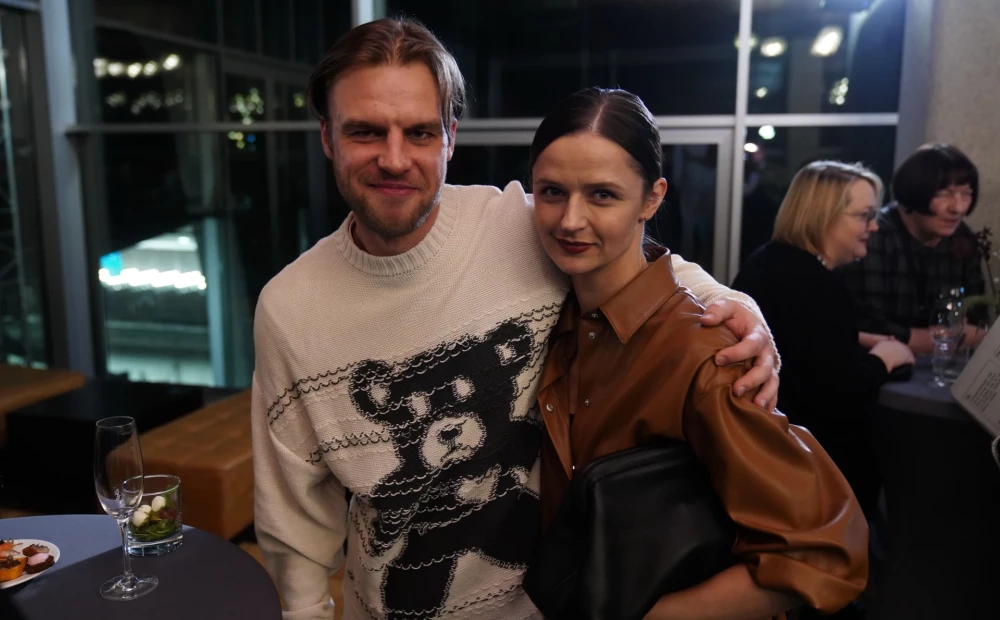 FOTO: sabiedrībā pazīstamas personas bauda Viestura Kairiša iestudējuma ...