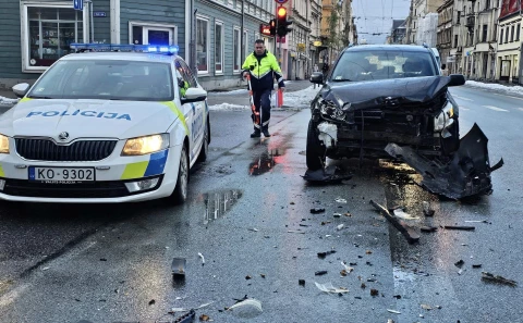 Avārijā Rīgas centrā iesaistīts policijas auto