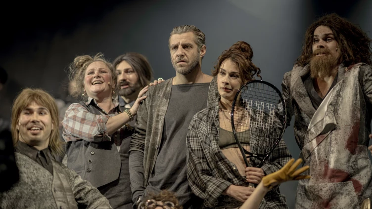 FOTO: Čehova teātrī nosvin Indras Rogas iestudējuma "Vecās dāmas vizīte ...