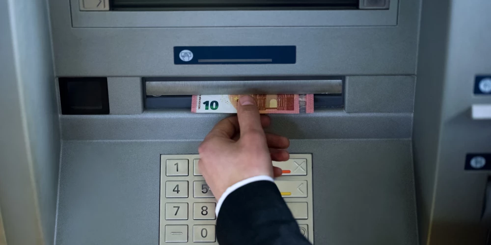 Cik daudz skaidras naudas mēnesī drīkst ieskaitīt savā kontā? Un vēl 7 ...