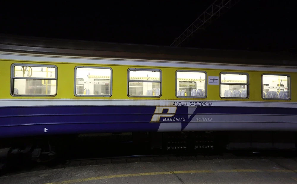 Pasažieru vilciens pie Cēsīm sabraucis cilvēku; vilciens Rīga-Valga kavējas