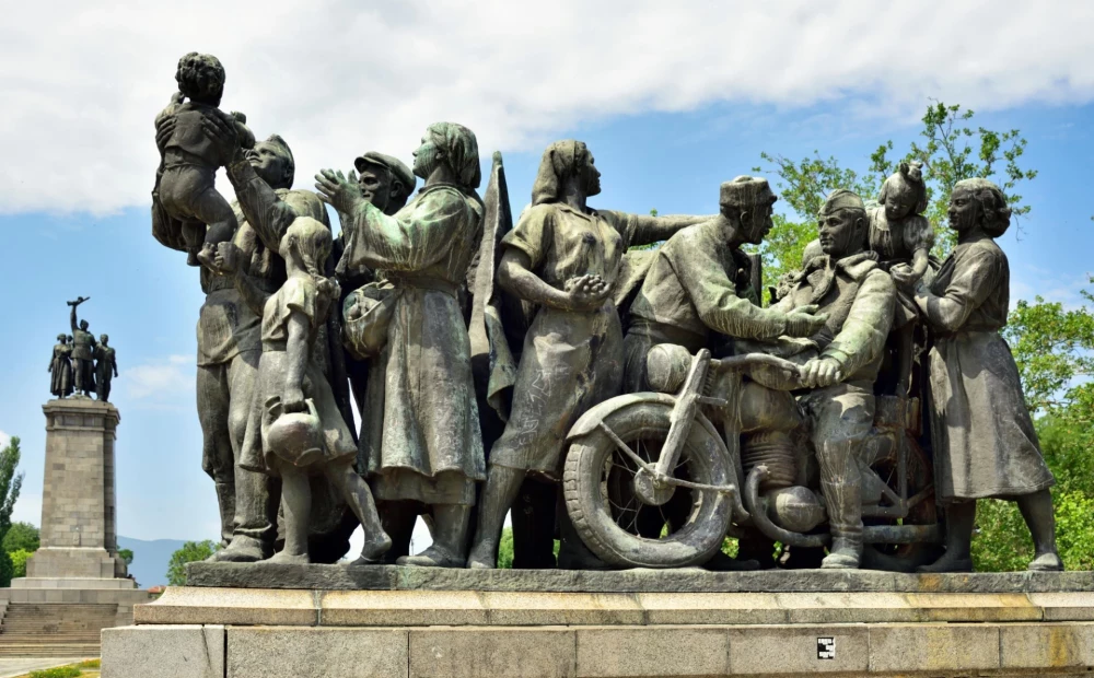 Vēsturisks brīdis: līksmība Bulgārijā, histērija Krievijā. Sofijā nogāž ...