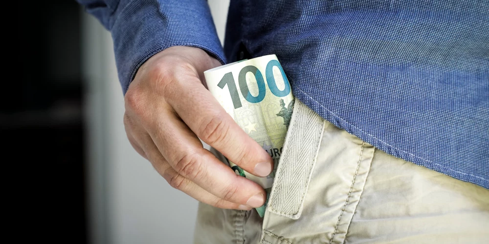 Стремясь контролировать оборот "налички", государство все глубже ...