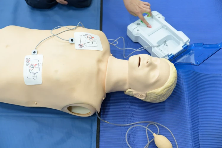 Kas īsti ir automatizētie ārējie defibrilatori, kam Latvijā jābūt ...