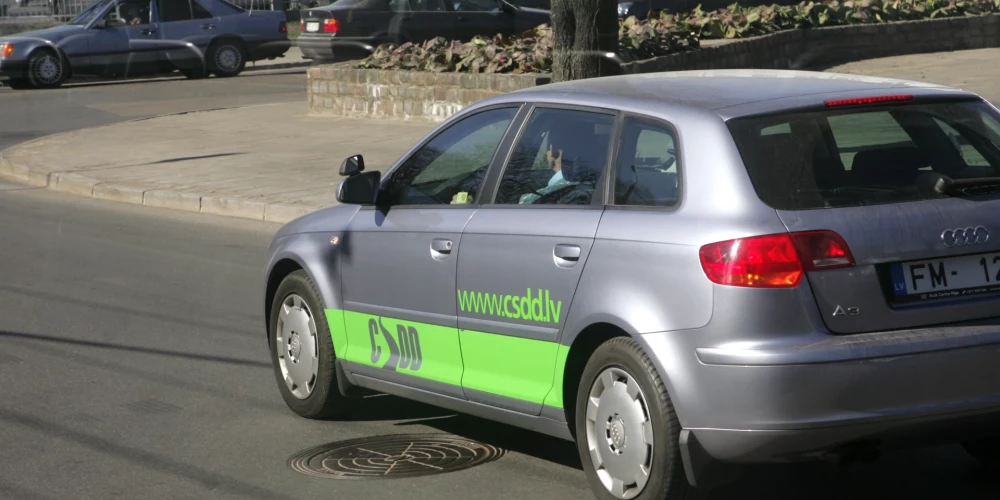 Topošos autovadītājus samulsina CSDD teorijas jautājums