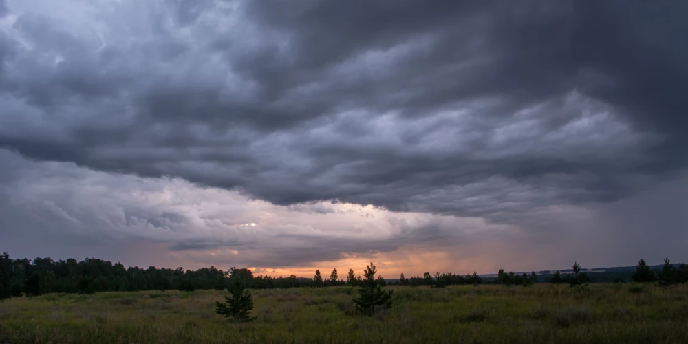 Rīgā trešdien daļēji mākoņainas debesis un īslaicīgs lietus