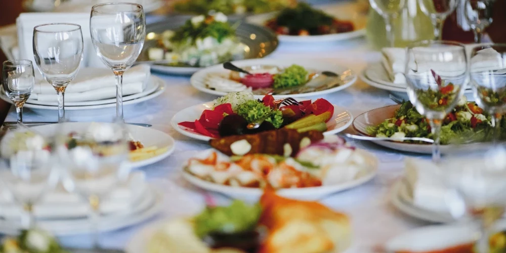 Studenti neizpratnē: viņus aicina apmaksāt pusdienas eksāmena komisijai ...