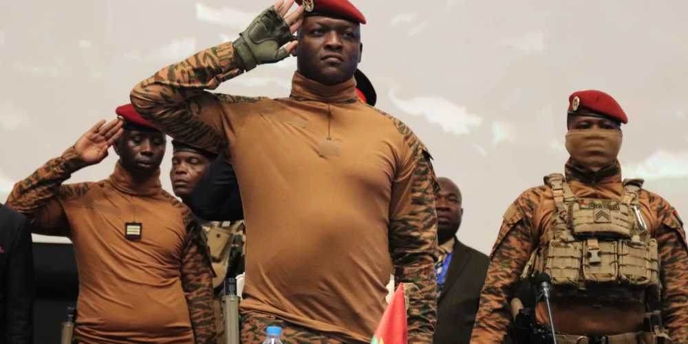 Burkinafaso hunta gejus un lesbietes liks cietumā