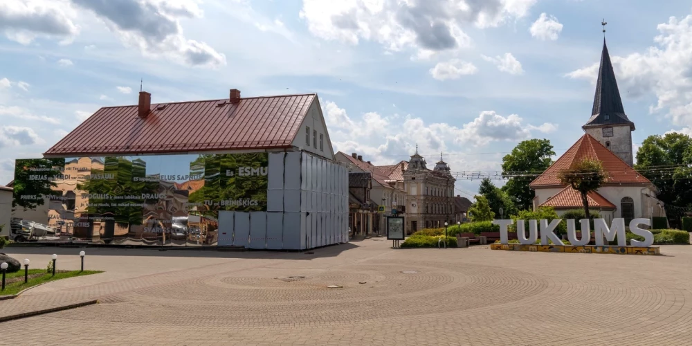 Tukumā atklāts lielākais spoguļu vides instalācijas objekts Baltijā