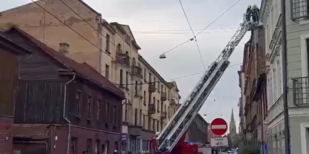 VIDEO: aculiecinieki neizpratnē par troliņu Avotu ielā