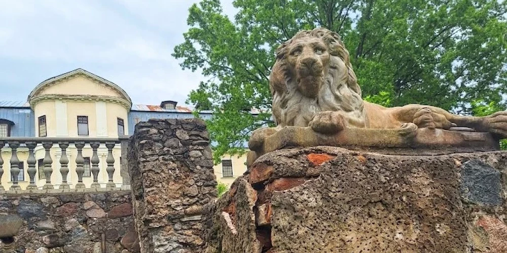 Draud nogāzties grota ar Krāslavas pils sargu - lauvu