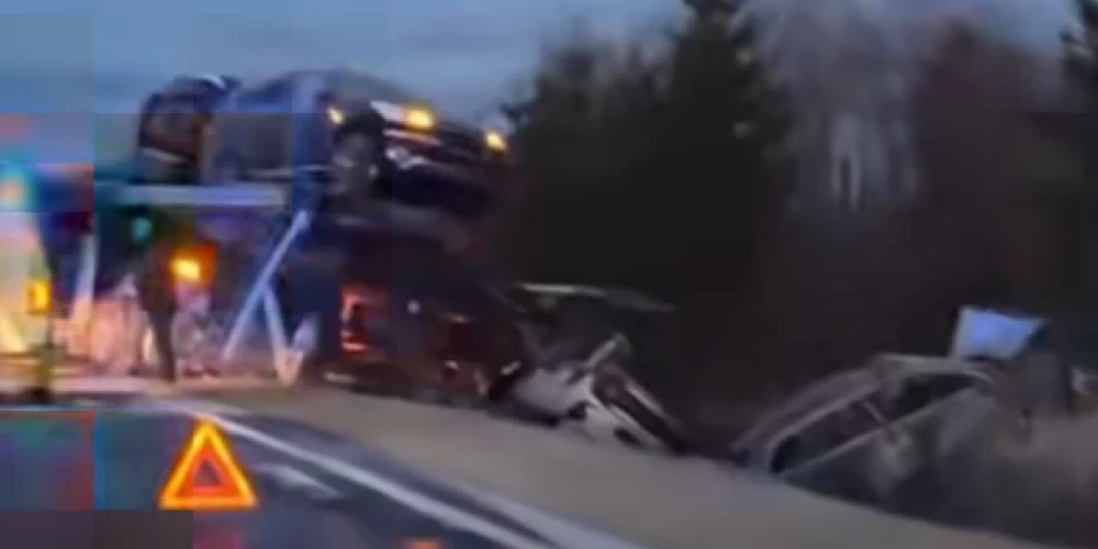 VIDEO: uz A9 šosejas avarējis auto treileris