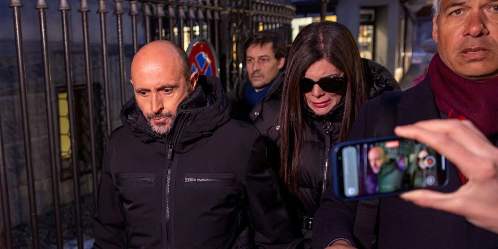 Viesmīlei, kuru vaino nāvējošā ugunsgrēka izraisīšanā Šveices kūrorta ...