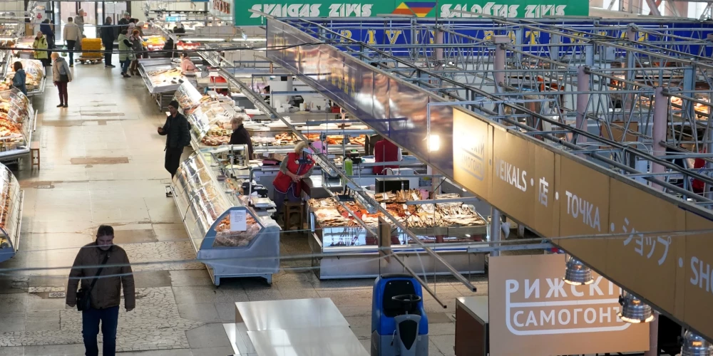 Rīgas domes priekšsēdētājs Viesturs Kleinbergs personīgi izstaigājis ...